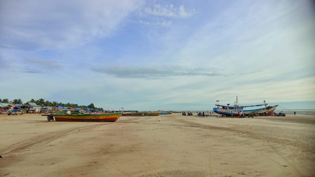Keindahan Pantai Lampu Satu Merauke, Objek Wisata Yang kerap Dikunjungi ...