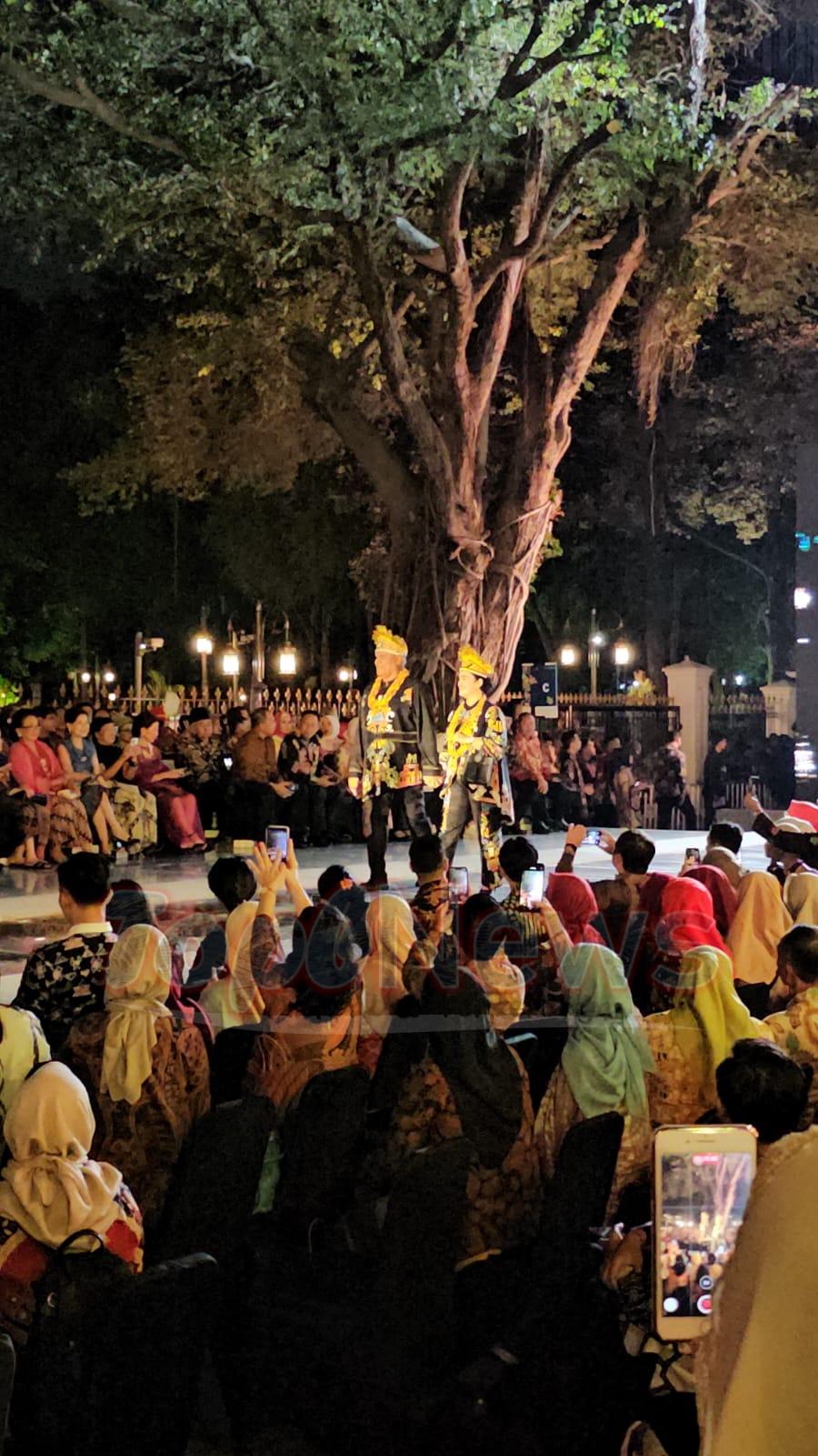 Penjabat Gubernur Waterpauw dan Istri Tampil Memukau Gunakan Batik ...