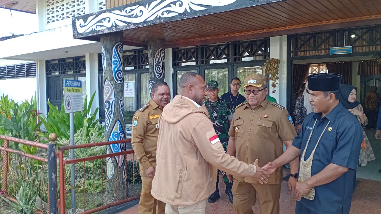 Tiba di Manokwari, Anggota DPR RI Yan Mandenas dan Rombongan Dijemput ...