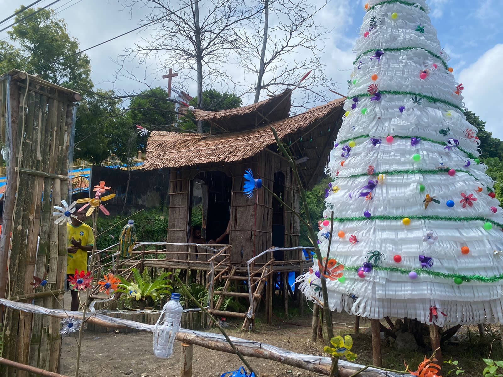 Pondok Hias Bernuansa Adat Biak Meriahkan Perayaan Natal 2025 di ...